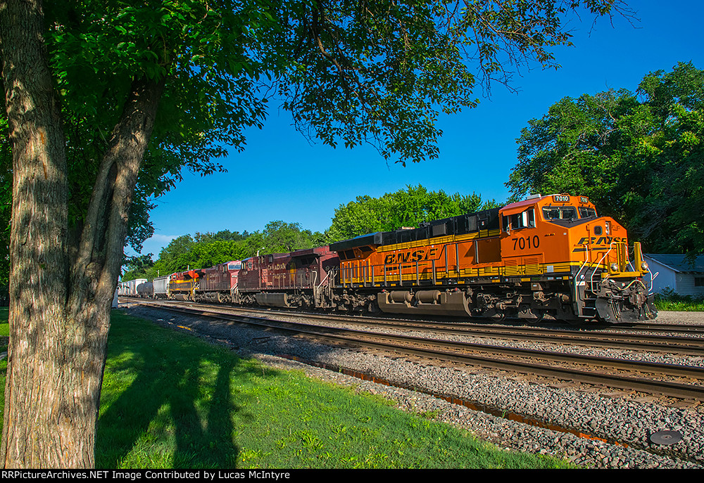 BNSF 7010 westbound BNSF manifest train